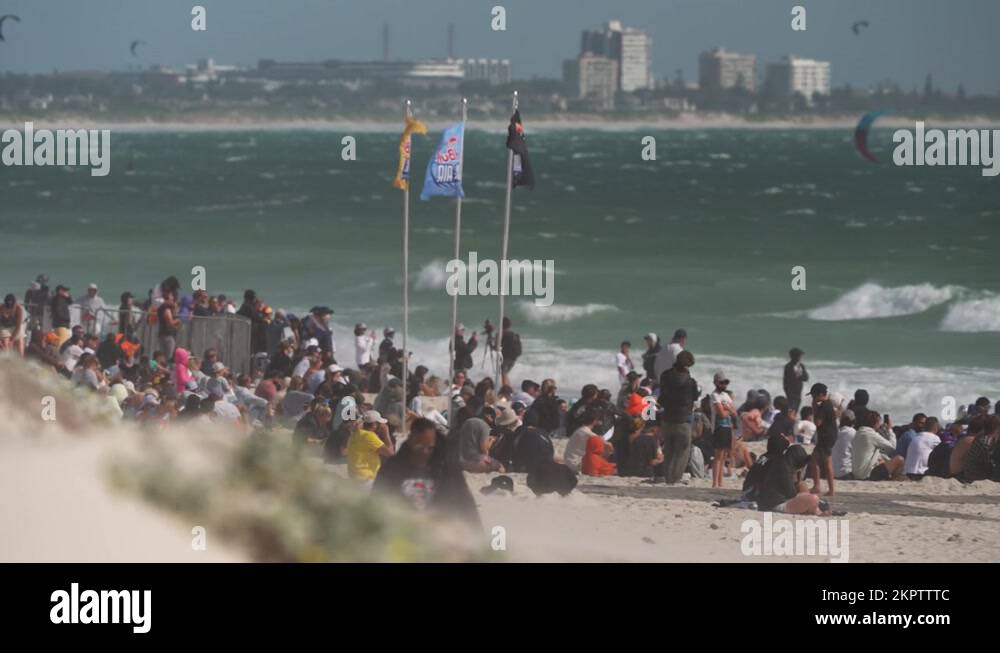 Crowd on beach enjoy Red Bull King of the Air competition ...