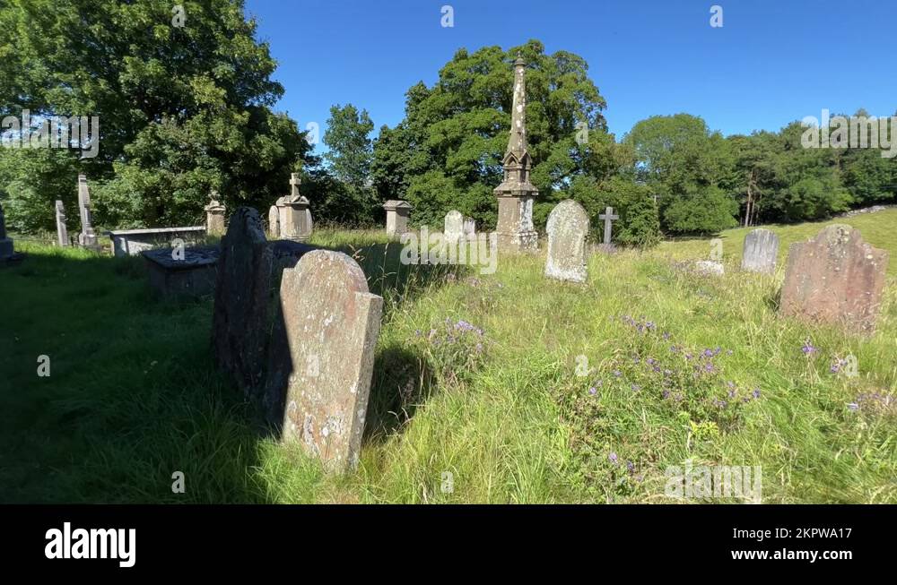 Graveyard at St Andrew's medieval church, Aysgarth in the Yorkshire ...