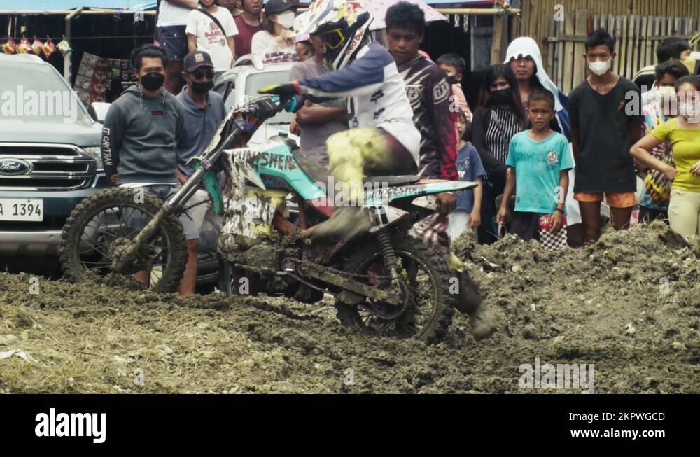 Technical difficulties plage participant No.101 as mud almost stops him ...