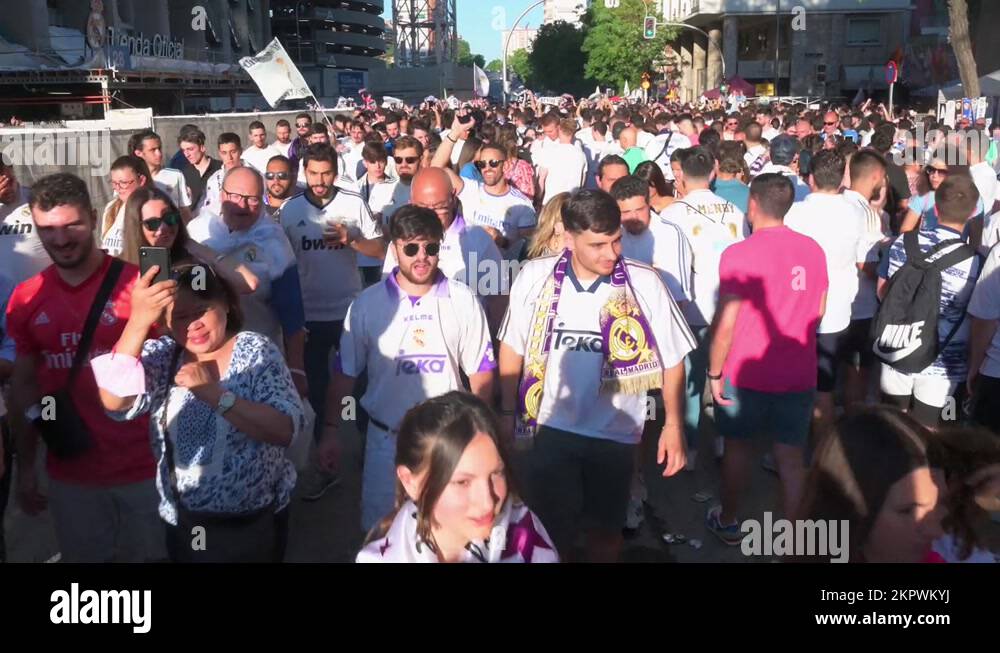 Santiago bernabéu stadium fans Stock Videos & Footage - HD and 4K Video ...