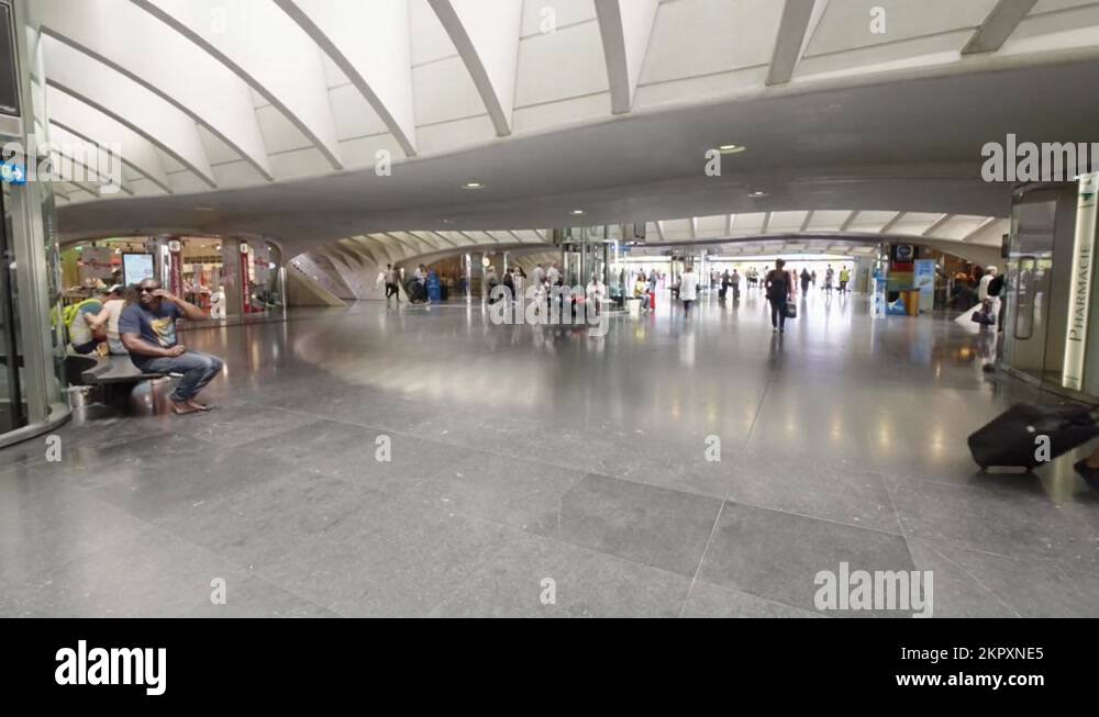 Design hall to the arrival and departure platform of the train station ...
