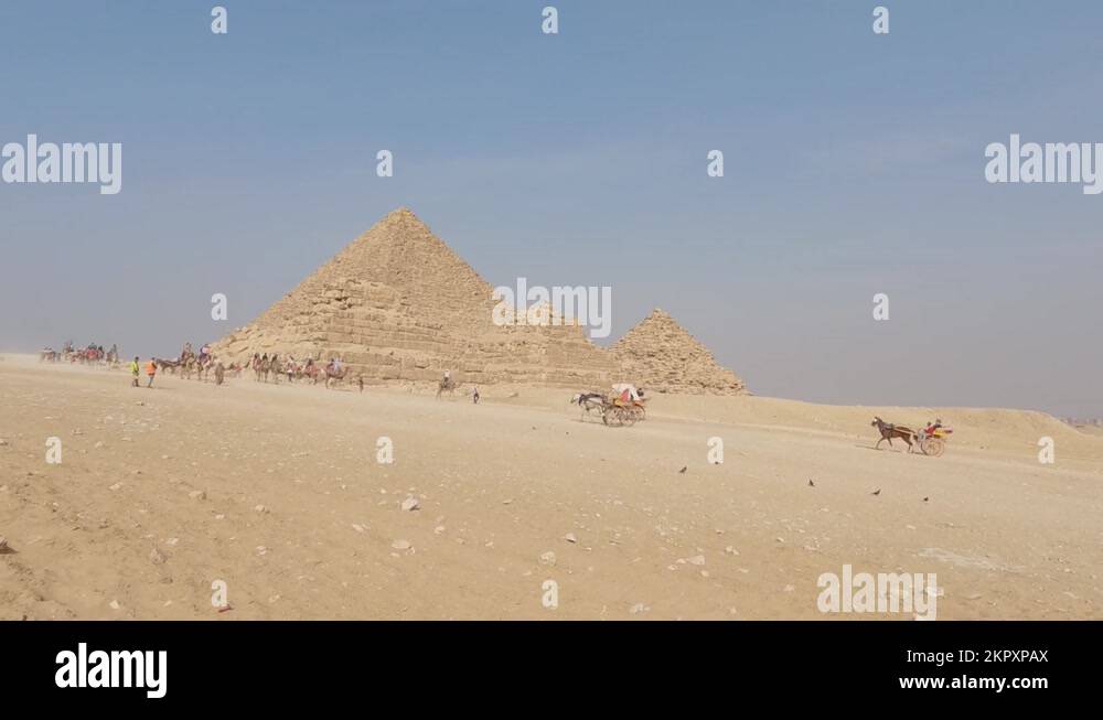 Horse Carriage transport tourists to visit Menkaure Pyramid, tracking ...
