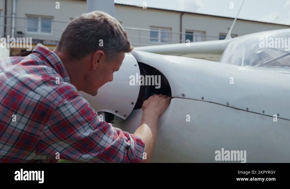 Airplane inspection Stock Videos & Footage - HD and 4K Video Clips - Alamy