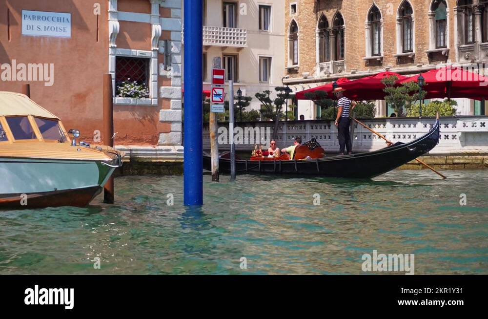 Gondola traditional boats Stock Videos & Footage - HD and 4K Video ...