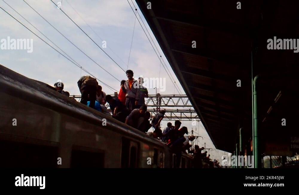 Train rooftop Stock Videos & Footage - HD and 4K Video Clips - Alamy