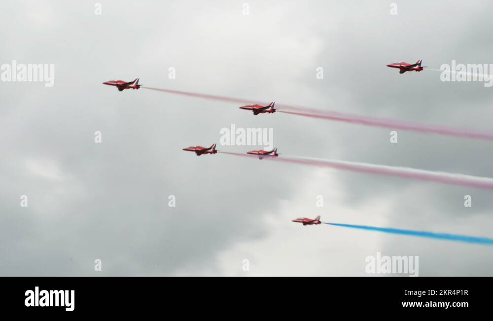 Red arrows formation Stock Videos & Footage - HD and 4K Video Clips - Alamy