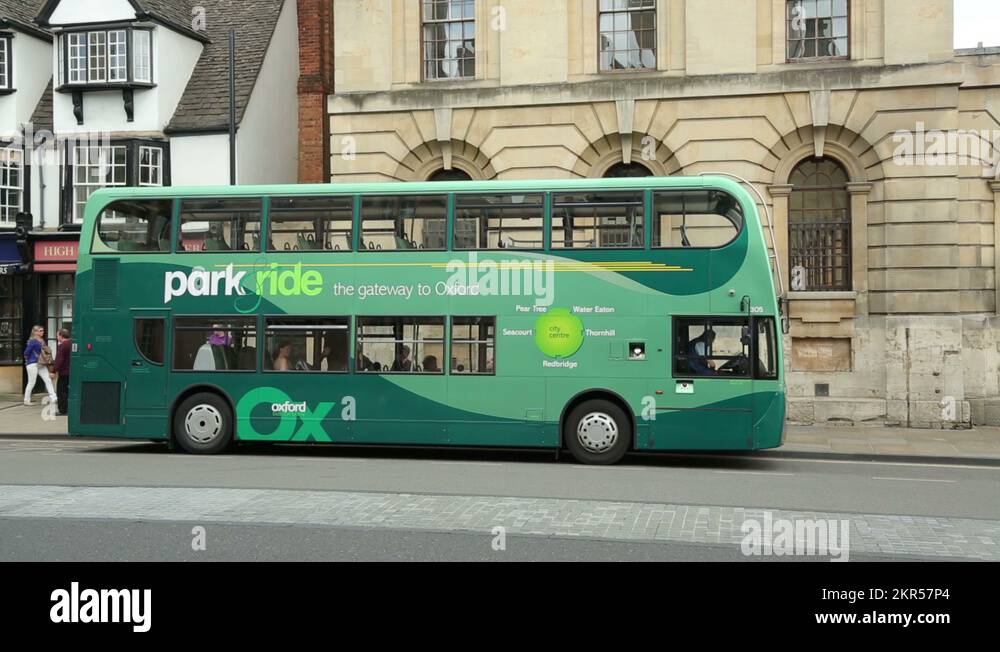 park and ride bus leaves bus stop, oxford high street, england Stock ...