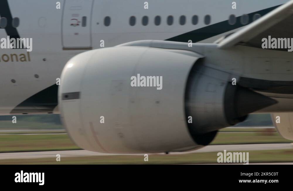777 jet engine close up Stock Videos & Footage - HD and 4K Video Clips ...