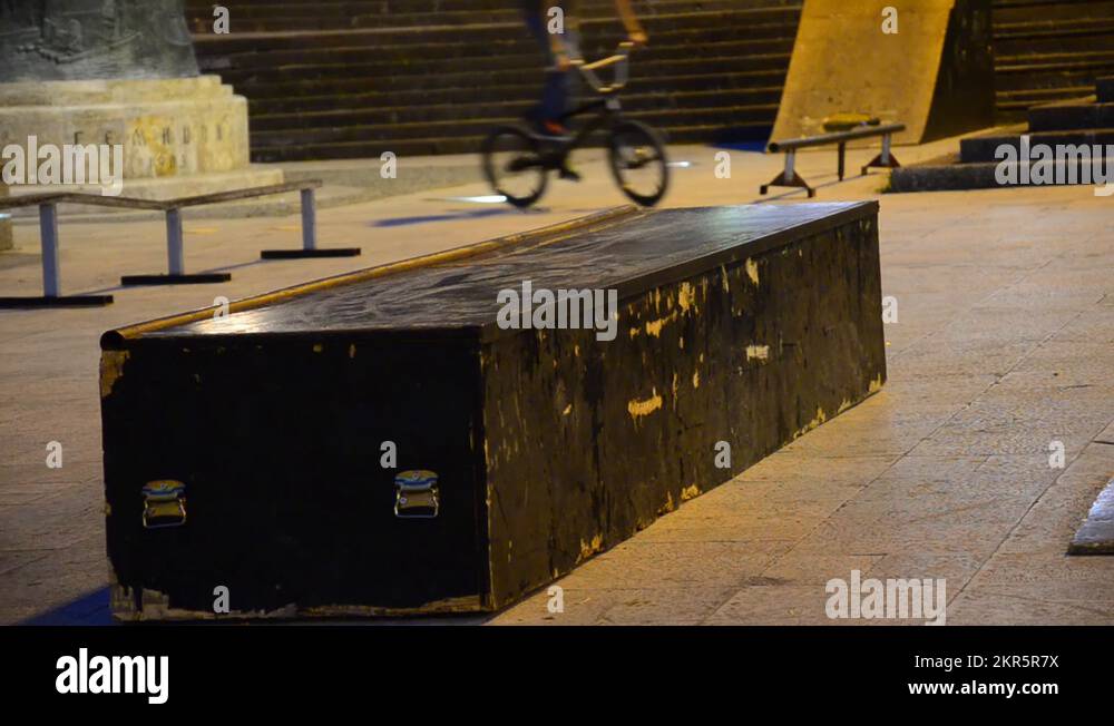 Horizontal ledge Stock Videos & Footage - HD and 4K Video Clips - Alamy