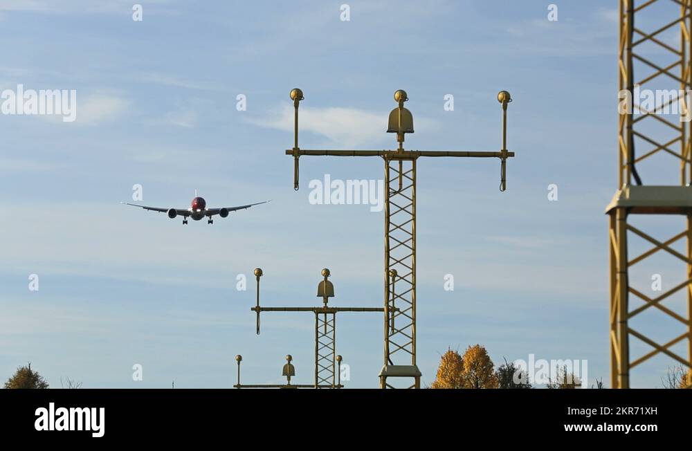 Airplane Boeing 787 Dreamliner flying overhead Stock Video Footage - Alamy