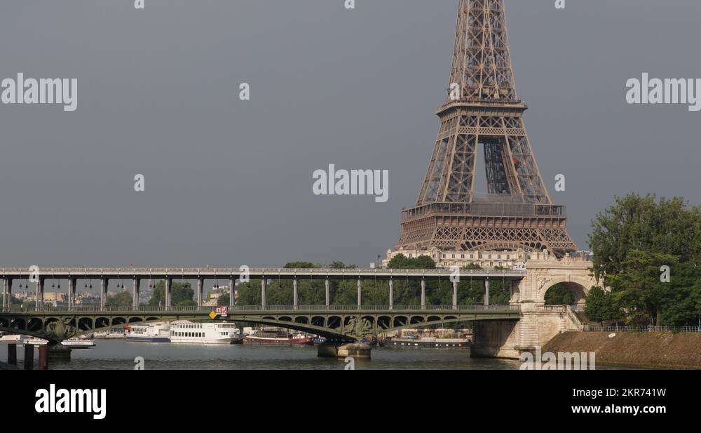 Ultra HD 4K Eiffel Tower Bir-Hakeim Bridge Subway Metro Train Passing ...