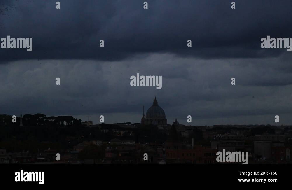 Thousands of starlings over Rome 165 (lights of St Peters turn on Stock ...