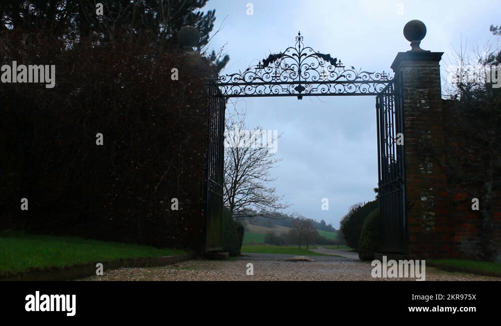 Open gate mansion Stock Videos & Footage - HD and 4K Video Clips - Alamy