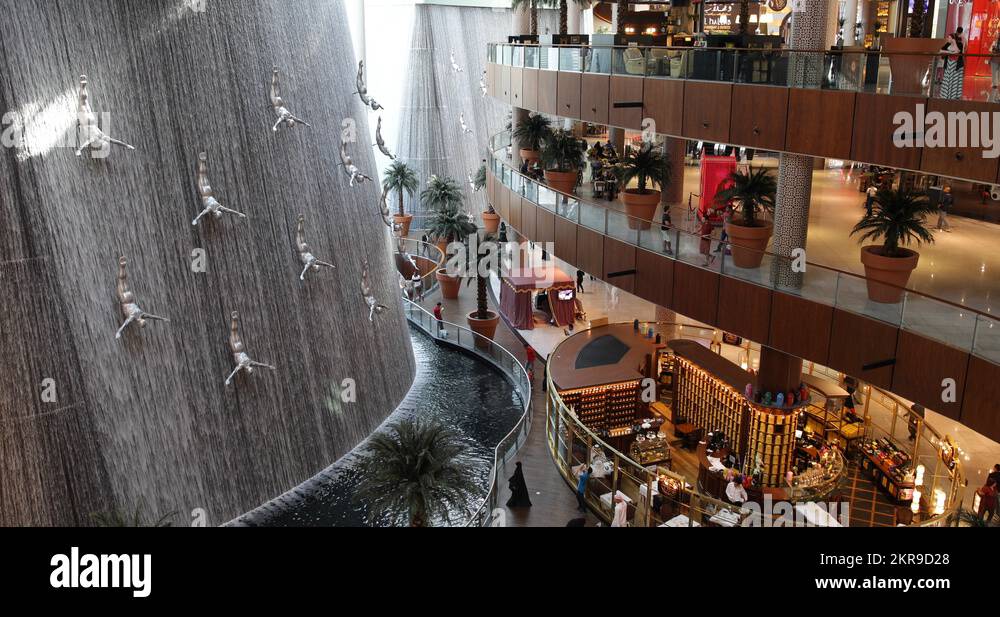 Ultra HD 4K Art Sculptures of Human Male Men Divers Dubai Shopping Mall ...