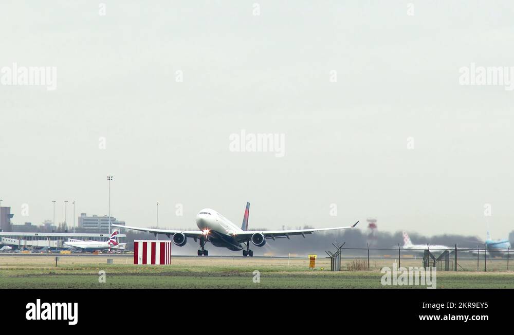 Delta airlines take off Stock Videos & Footage - HD and 4K Video Clips ...