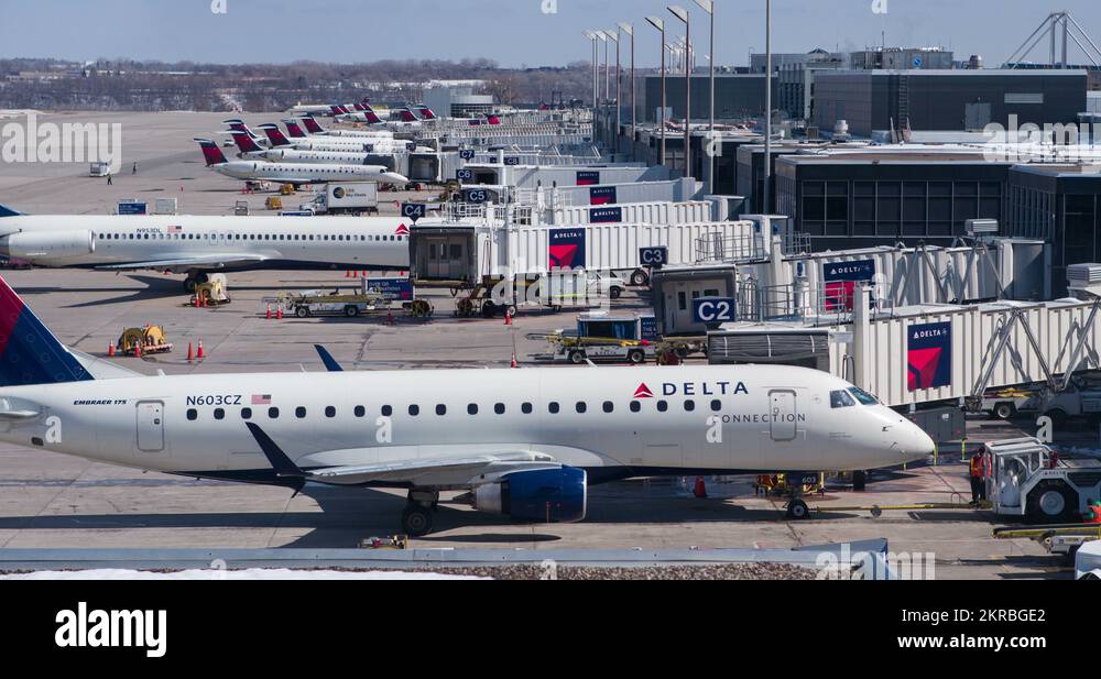 Delta airplanes Stock Videos & Footage - HD and 4K Video Clips - Alamy