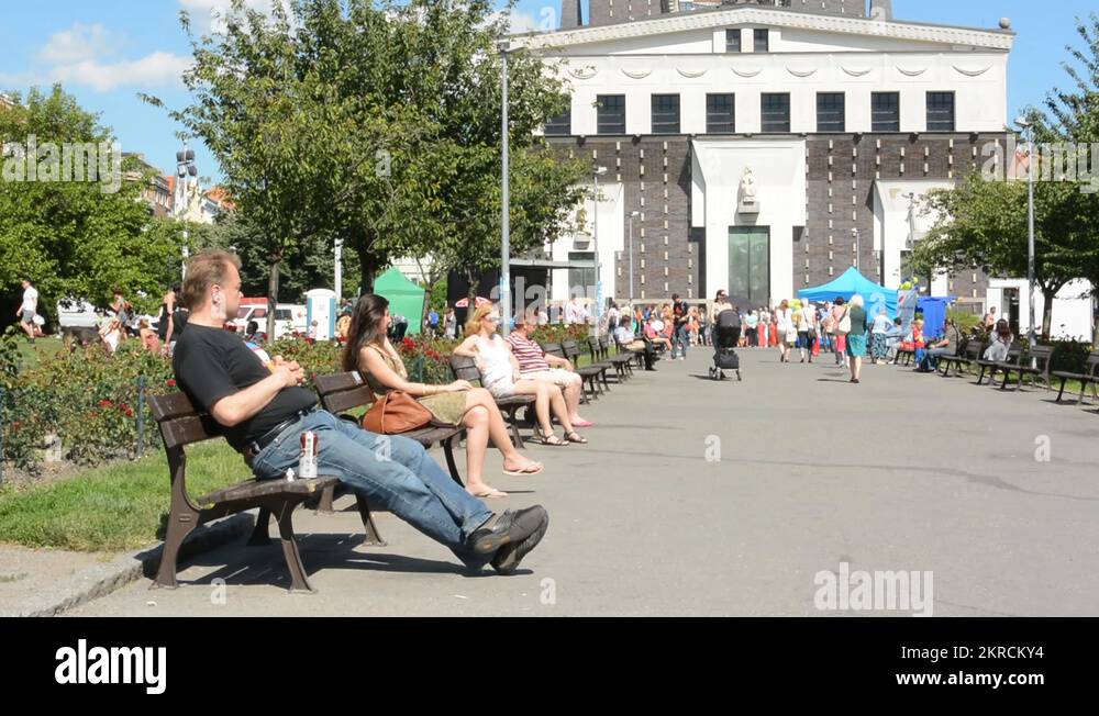 Urban park benches Stock Videos & Footage - HD and 4K Video Clips - Alamy