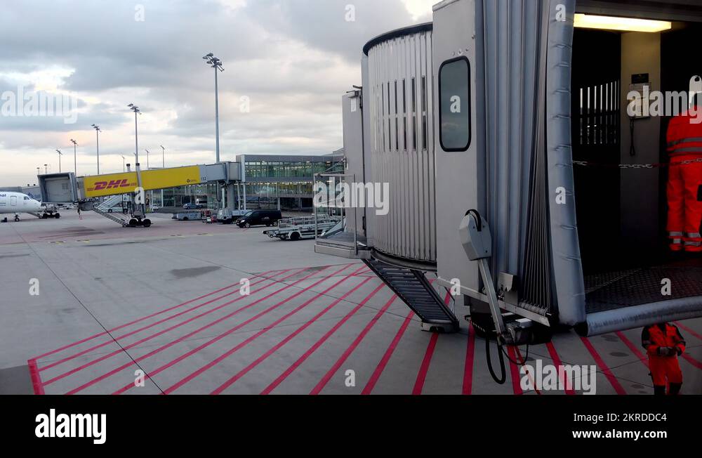 Jet bridge Stock Videos & Footage - HD and 4K Video Clips - Alamy