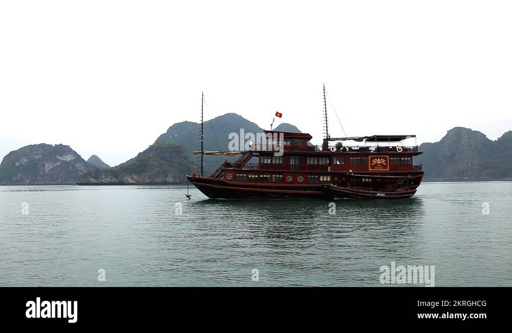 Junk Boat Trip POV in Ha Long Bay (Descending Dragon Bay), Vietnam ...