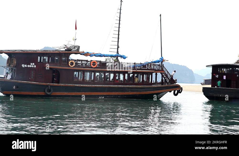 Junk Boat Trip POV in Ha Long Bay (Descending Dragon Bay), Vietnam ...