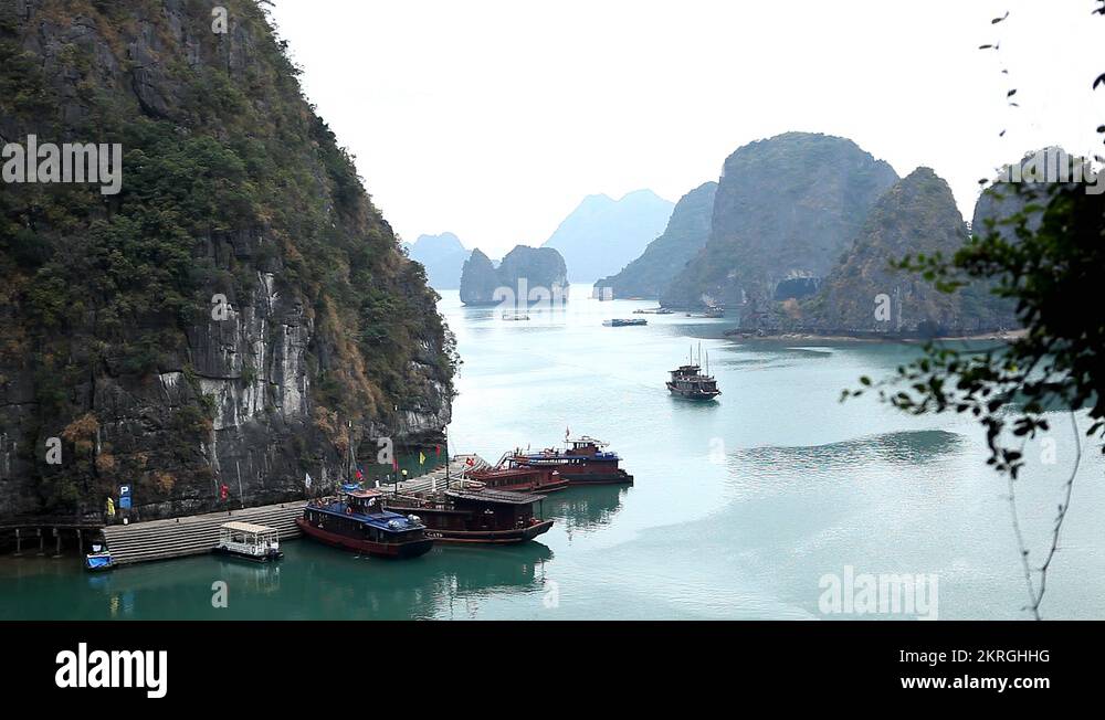 Ha Long Bay (Descending Dragon Bay), Vietnam, UNESCO World Heritage ...