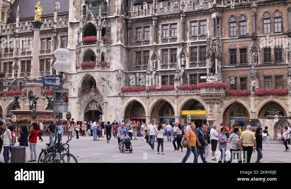 Mariensaule Marienplatz Munich Pedestrians Walk Sidewalk Crowd Crossing ...