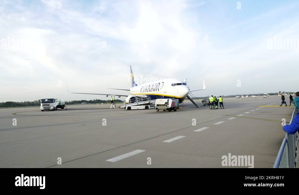 Pilot boarding airplane Stock Videos & Footage - HD and 4K Video Clips ...