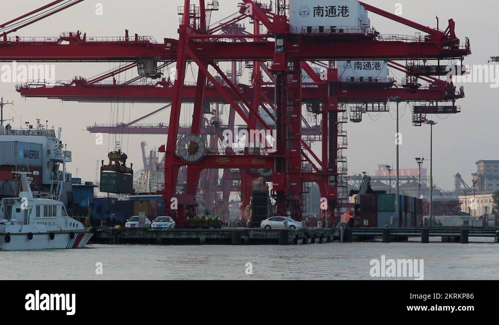 Cargo ship discharging containers Stock Videos & Footage - HD and 4K ...