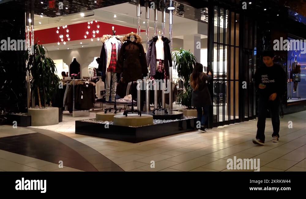 store closing down at night inside coquitlam center mall Stock Video ...