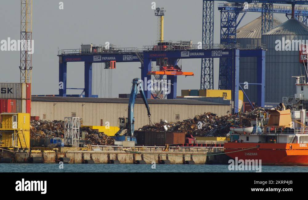 Scrap metal handler Stock Videos & Footage - HD and 4K Video Clips - Alamy