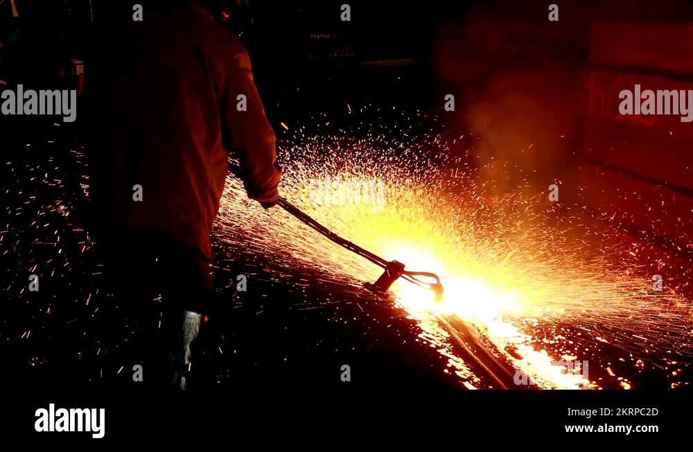 Industry steel, Slab scarfing, Tending the fire spread from the open ...