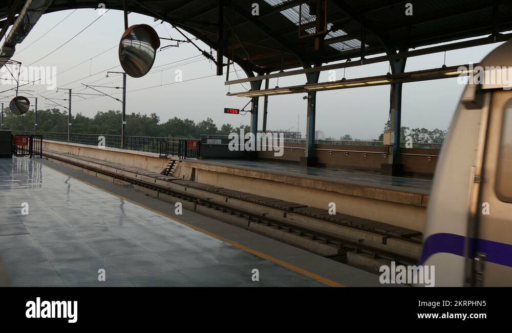 Train platform new delhi Stock Videos & Footage - HD and 4K Video Clips ...