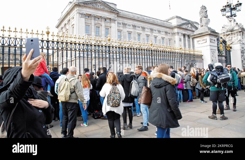 Buckingham palace queen crowd Stock Videos & Footage - HD and 4K Video ...