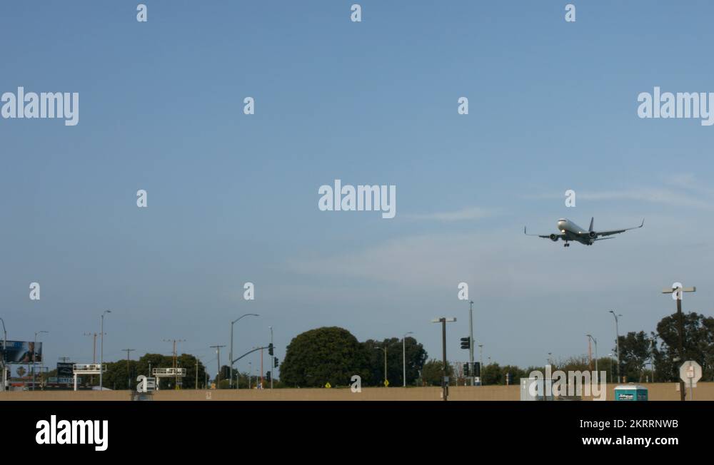 Delta flight landing Stock Videos & Footage - HD and 4K Video Clips - Alamy