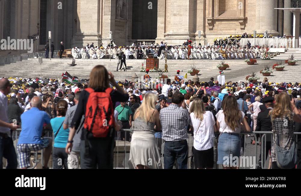 4K Vatican Rome Saint Peter's Square Crowd People Tourists St Peter's ...
