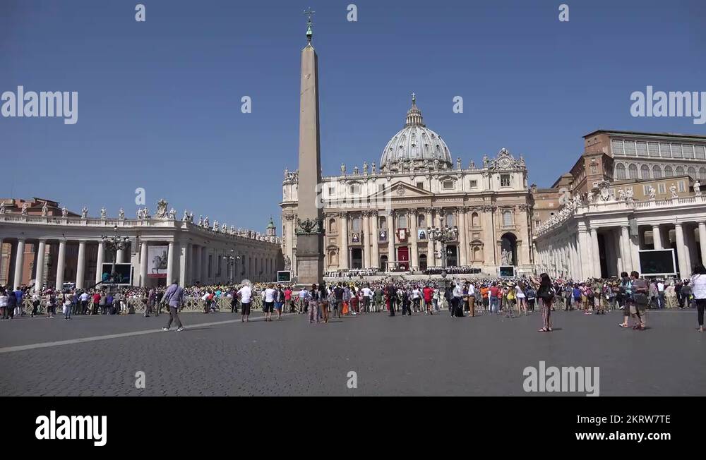 4K Vatican Rome Saint Peter's Square Crowd People Tourists St Peter's ...