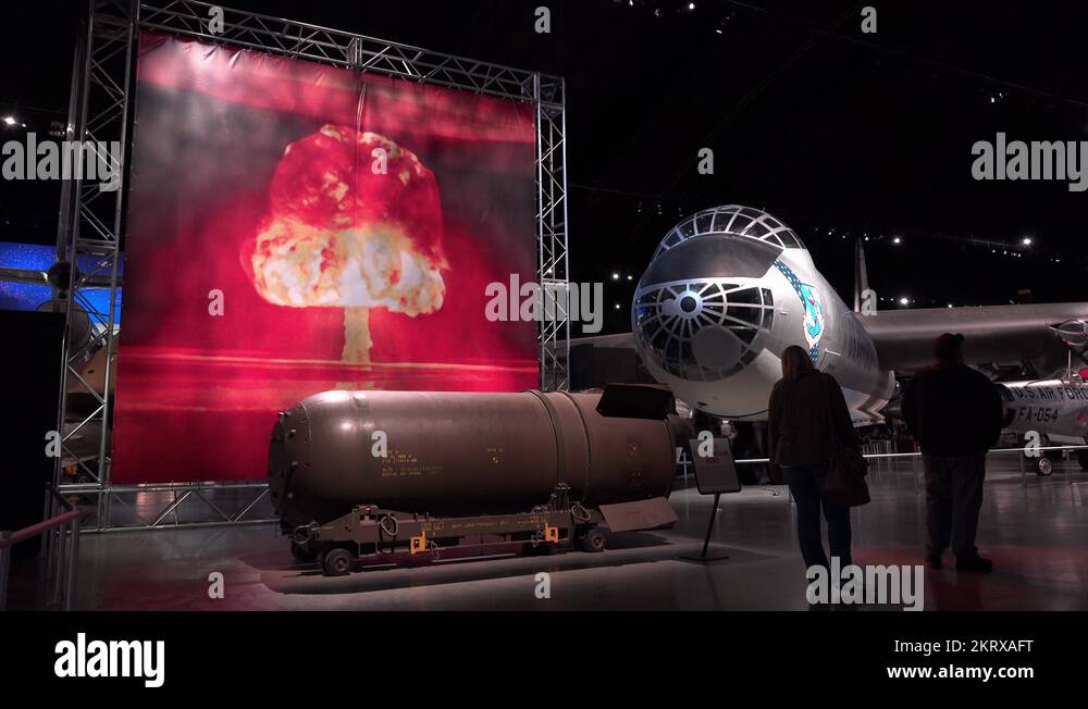 Thermonuclear bomb Stock Videos & Footage - HD and 4K Video Clips - Alamy