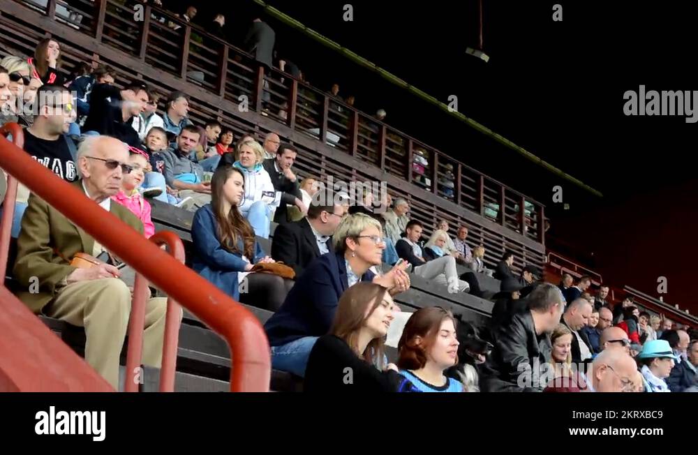 Race audience Stock Videos & Footage - HD and 4K Video Clips - Alamy
