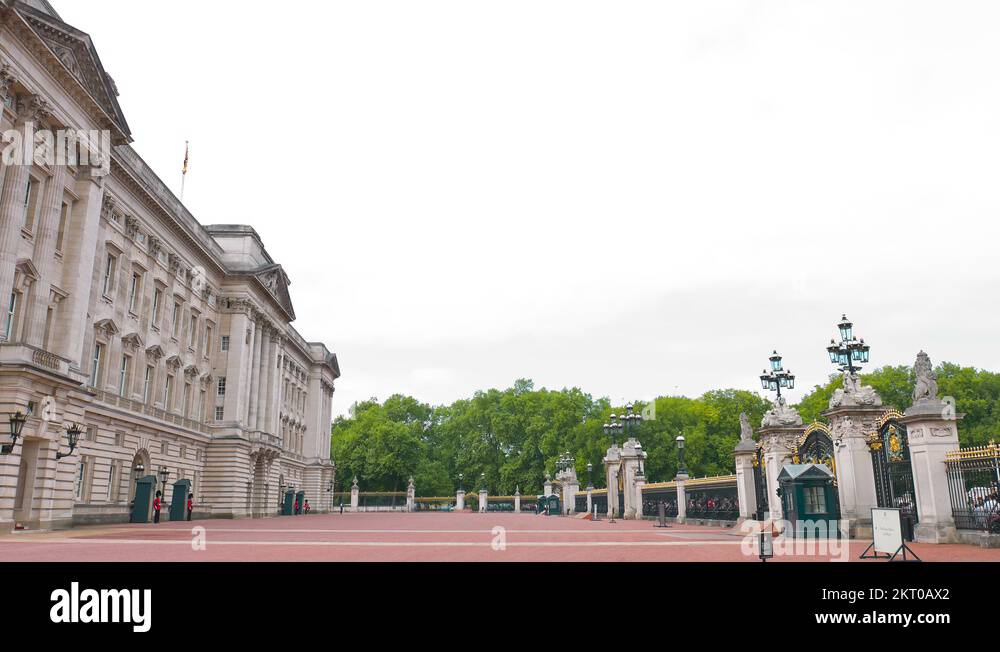 Buckingham palace official residence queen Stock Videos & Footage - HD ...