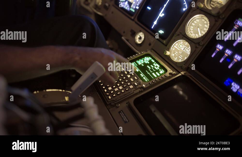 747 cockpit night Stock Videos & Footage - HD and 4K Video Clips - Alamy