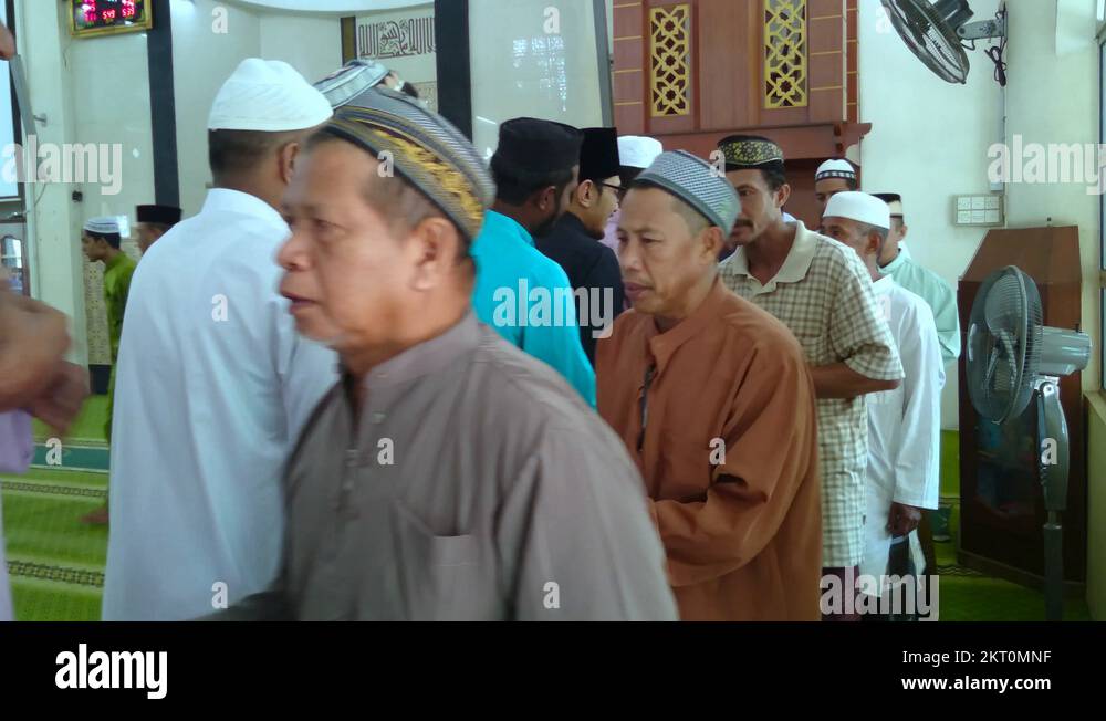 Muslim congregation Stock Videos & Footage - HD and 4K Video Clips - Alamy
