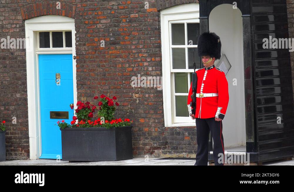 Tower of london beefeater Stock Videos & Footage - HD and 4K Video ...