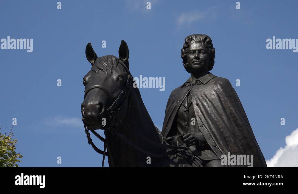 Statue of queen elizabeth ii Stock Videos & Footage - HD and 4K Video ...