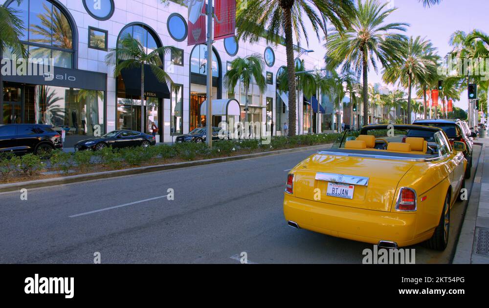 Luxury Rolls-Royce carrand tourist bus on Rodeo Drive in Beverly Hills ...
