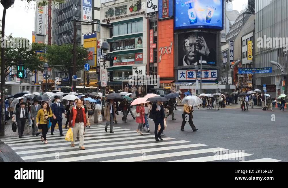 Crowds of people crossing the famous crosswalks at the centre of ...