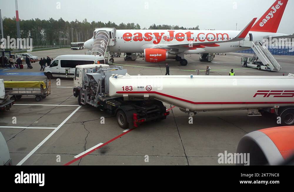 Ground crew truck Stock Videos & Footage - HD and 4K Video Clips - Alamy
