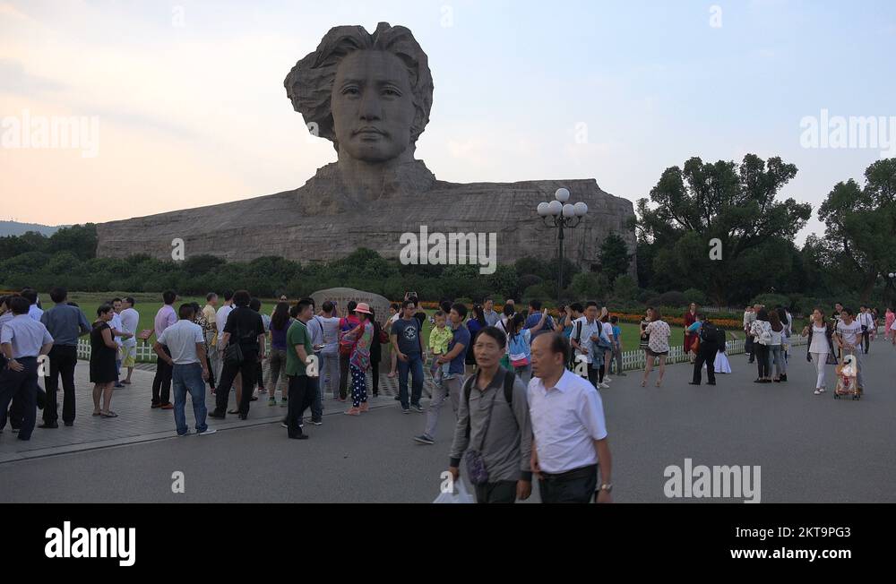 Domestic Chinese tourists visit Mao Zedong statue in Changsha city ...