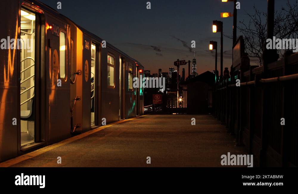 7 train queens Stock Videos & Footage - HD and 4K Video Clips - Alamy