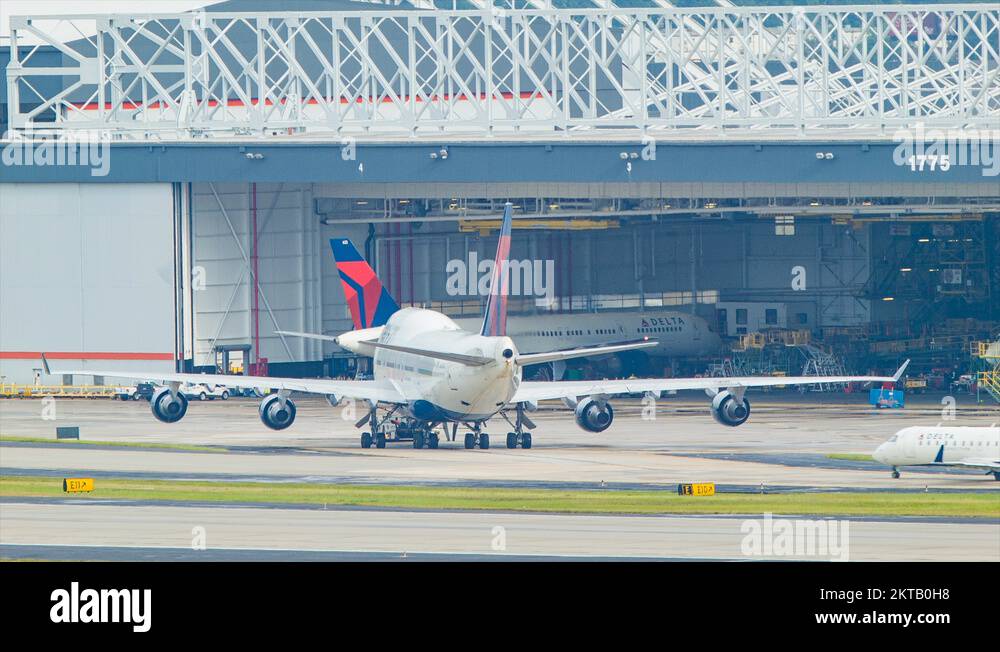 Boeing maintenance Stock Videos & Footage - HD and 4K Video Clips - Alamy