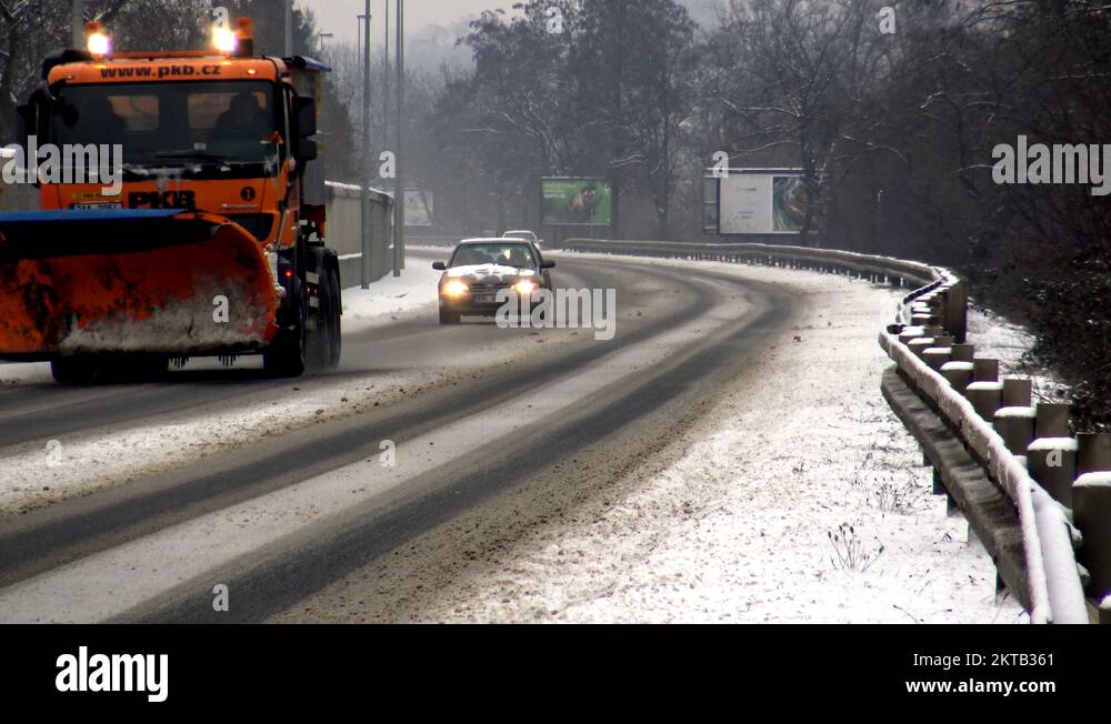 Gritting the roads Stock Videos & Footage - HD and 4K Video Clips - Alamy